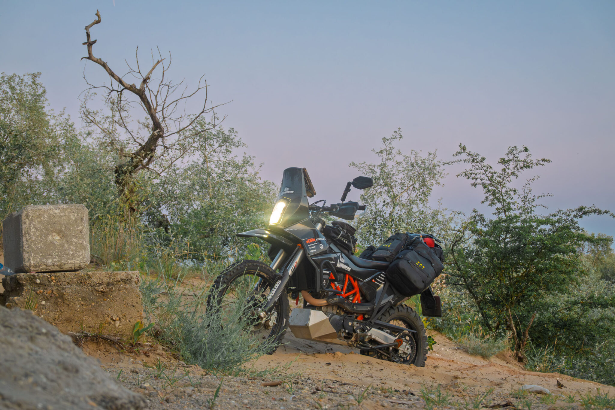 KTM 690 Enduro R – Complete Adventure Build – AdvAnywhere